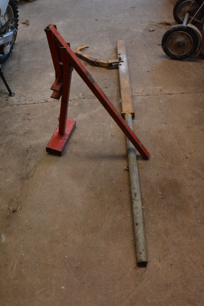 Lot 169 - Log roll & Star Picket Puller | AuctionsPlus