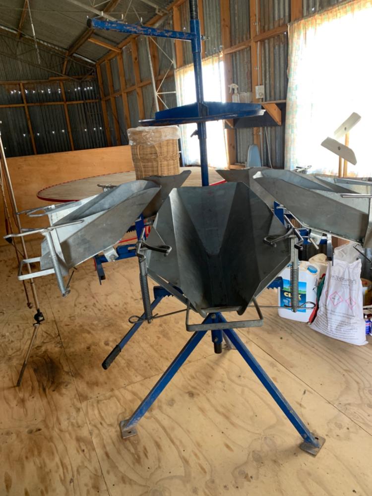 Lot 117 - HARVISTARE Quick trip lamb marking cradle | AuctionsPlus