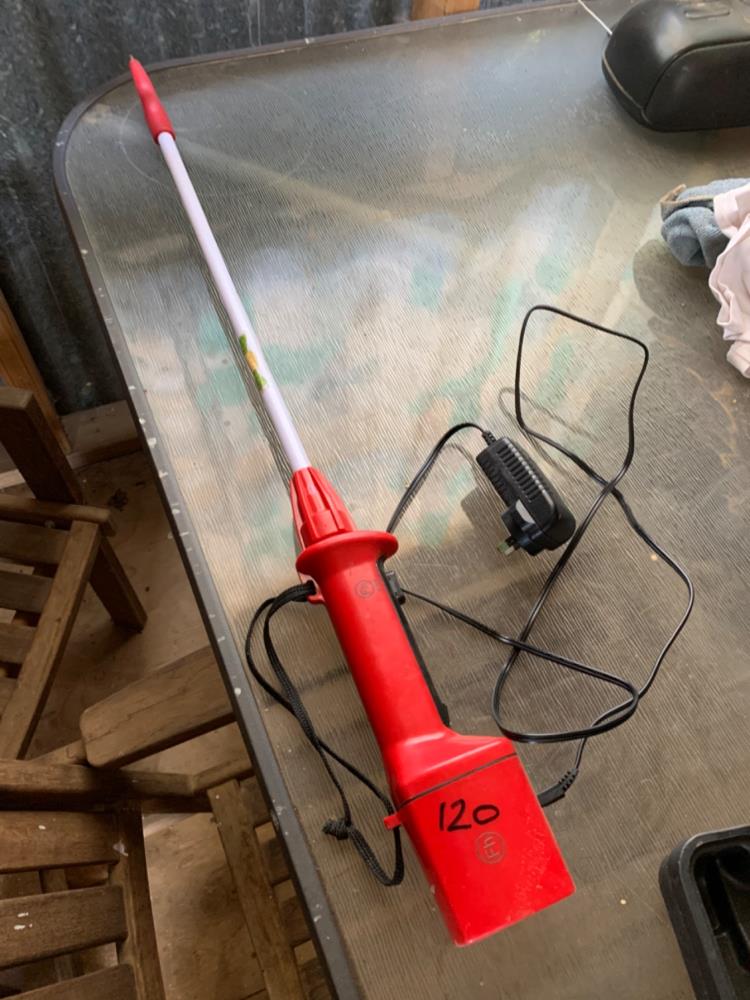 Lot 120 - Cattle prodder -Rechargeable | AuctionsPlus