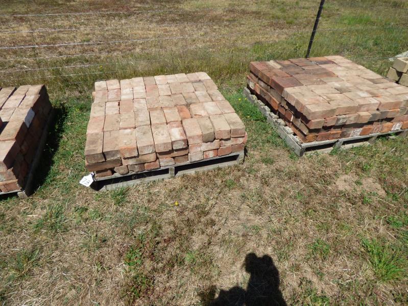 Lot 73 - Red Bricks 500 on 3 pallets | AuctionsPlus