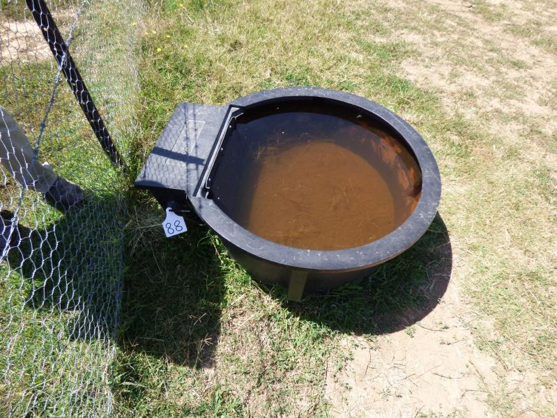 Lot 88 - Poly Choice round trough | AuctionsPlus
