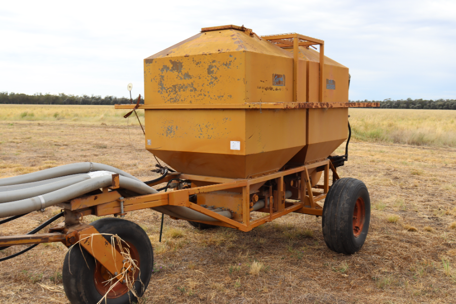 Lot 21 - Gyral SR Air seeder approx 1.2T per bin | AuctionsPlus