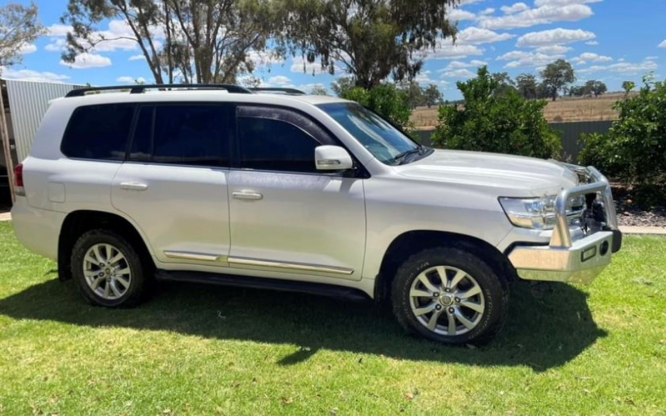 Lot 2 - Landcruiser Sahara V8 | AuctionsPlus