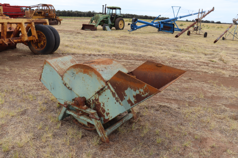Lot 39 - Francis engineering grain thrower | AuctionsPlus