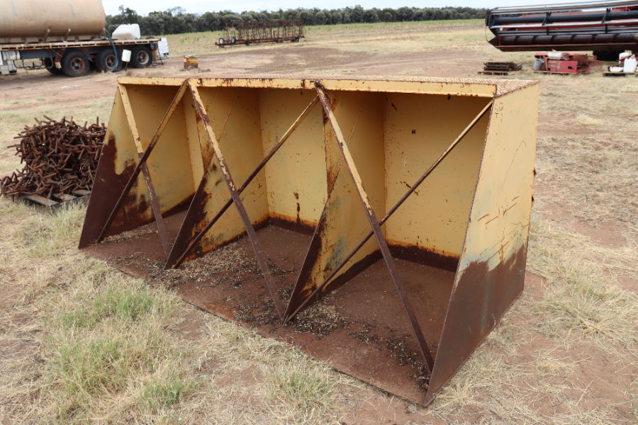 Lot 49 - Grain bucket 3m | AuctionsPlus