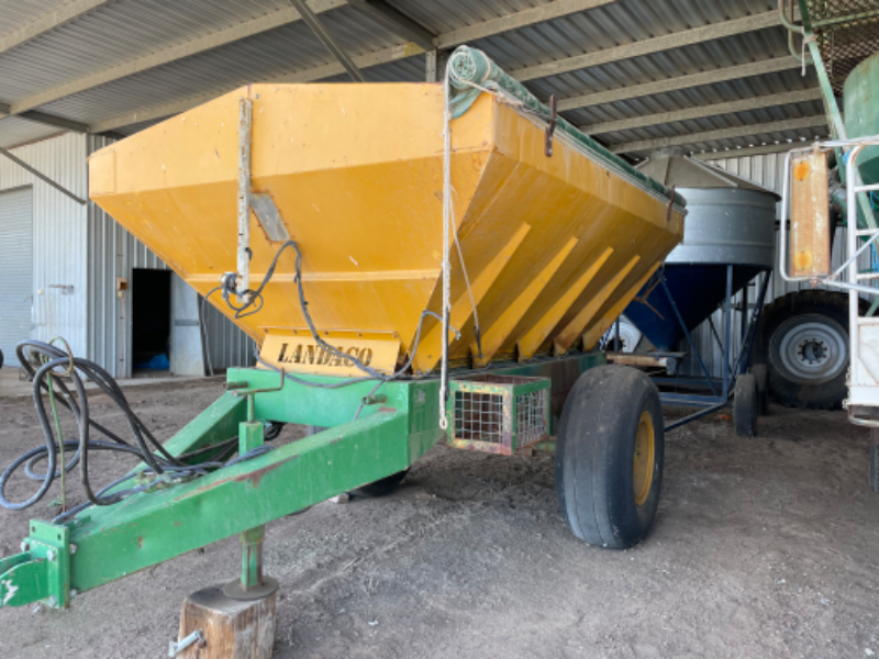 Lot 45 - Landaco 8T Spreader | AuctionsPlus