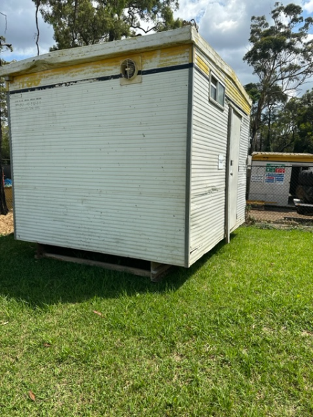 Lot 11 - Atco ablution block (3 toilet 1 urinal) | AuctionsPlus