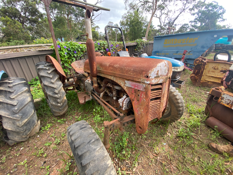 Lot 20 - Grey Fergie tractor - petrol | AuctionsPlus