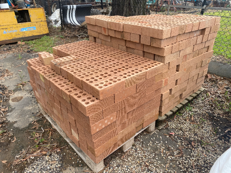 Lot 78 - qty bricks | AuctionsPlus