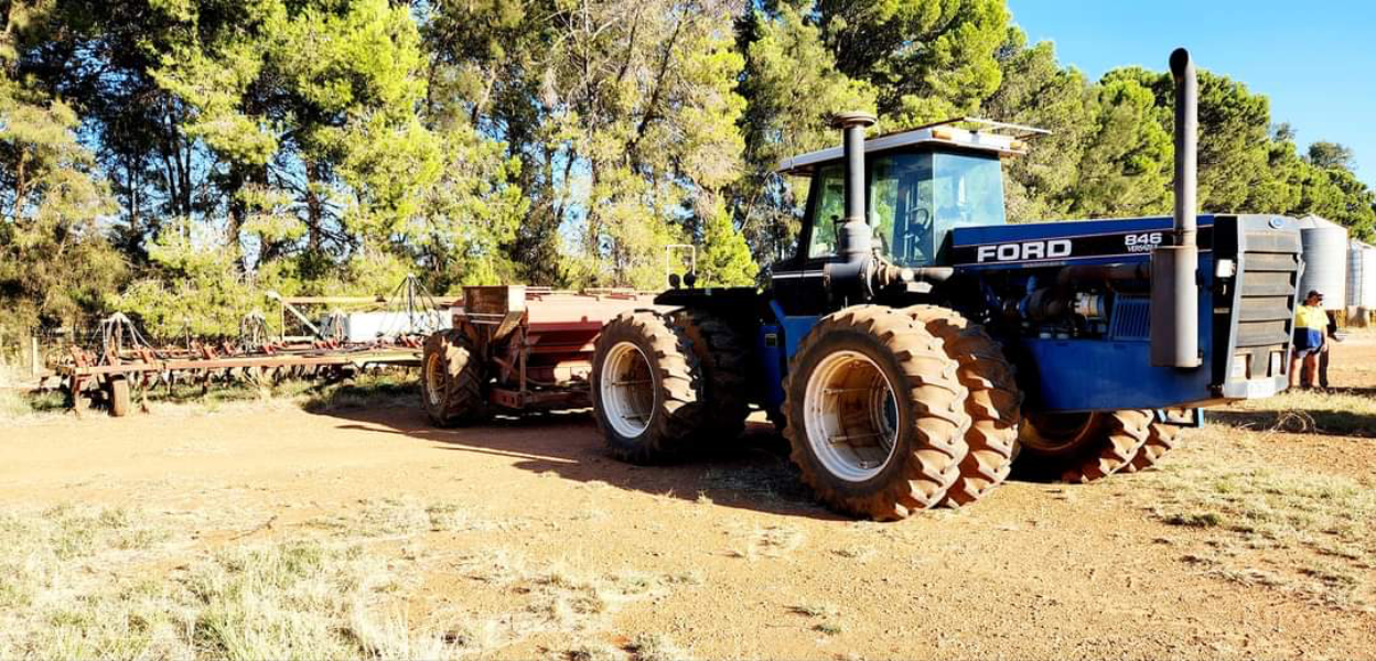 Lot 9 - Ford 846 tractor, Napier Airseeder box & John Deere 36ft Bar ...