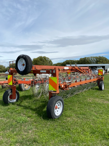 Lot 81 - Taege 16 Reel V Rake | AuctionsPlus
