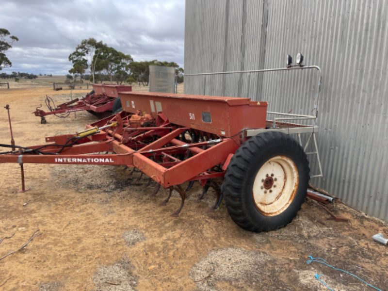 Lot 16 - Inter 511 combine, 24 row | AuctionsPlus