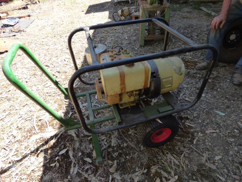 Lot 53 - Dunlite generator 5 KVA Briggs & Stratton 8hp motor | AuctionsPlus