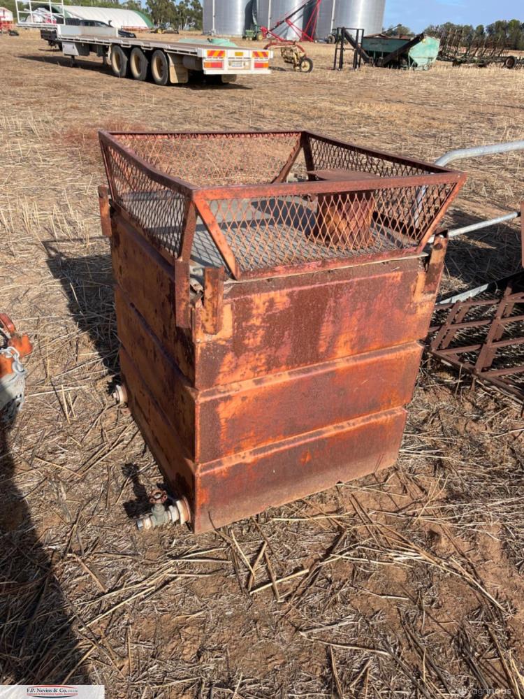 Lot 134 - Steel tank | AuctionsPlus