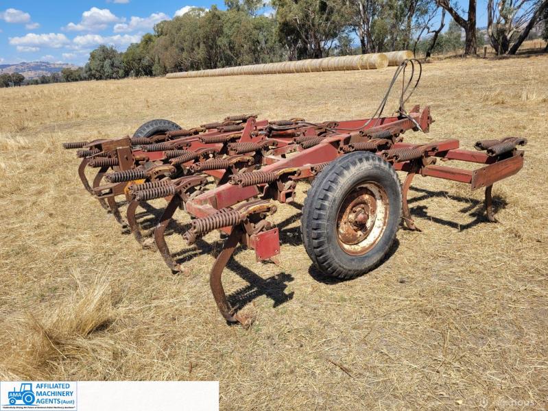 Lot 5 - 25 Tyne International Scarifier | AuctionsPlus