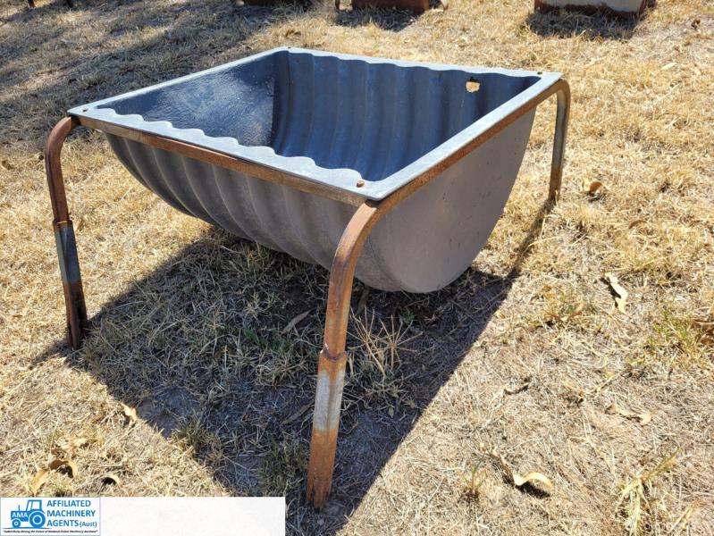 Lot 31 - RELN Plastic 2' Feed Trough | AuctionsPlus