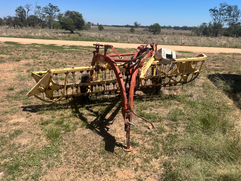 Lot 13 - Sperry/New Holland 258 Rolabar Rake | AuctionsPlus