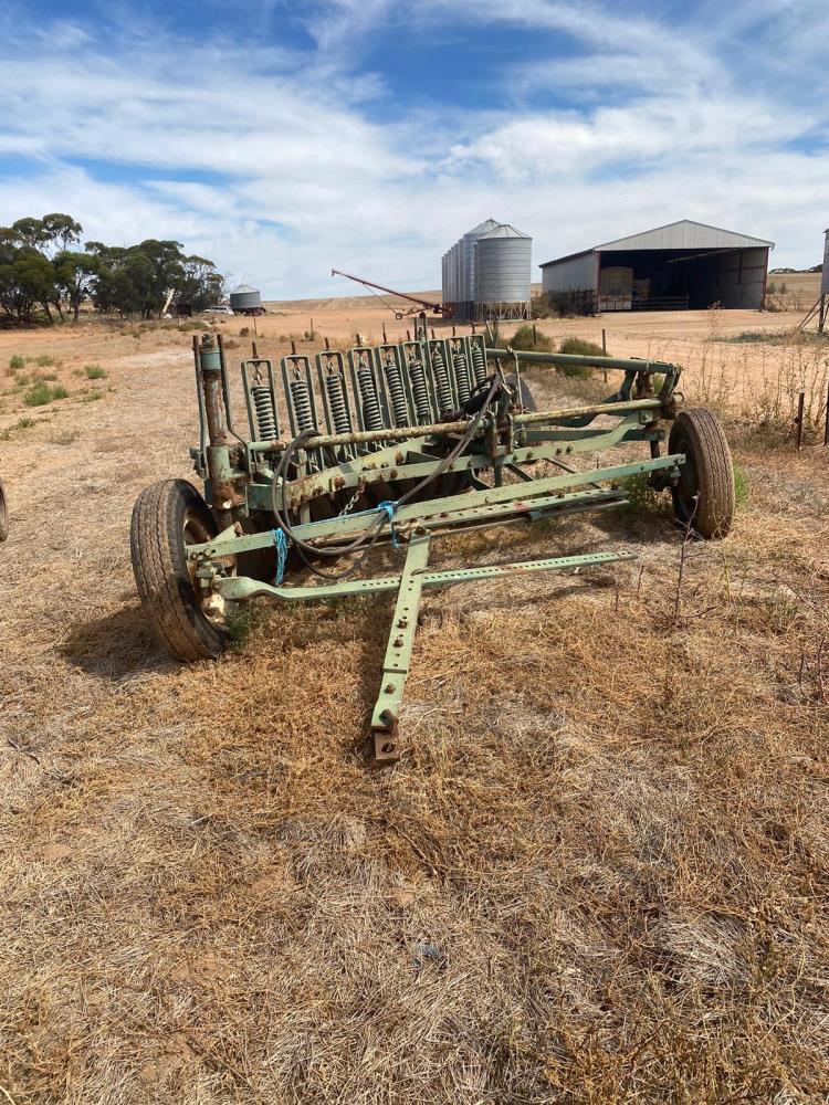 Lot 24 - John shearer one way 18 disc plow | AuctionsPlus