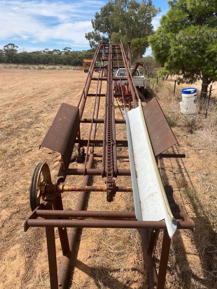 Lot 29 - small square bale elevator | AuctionsPlus