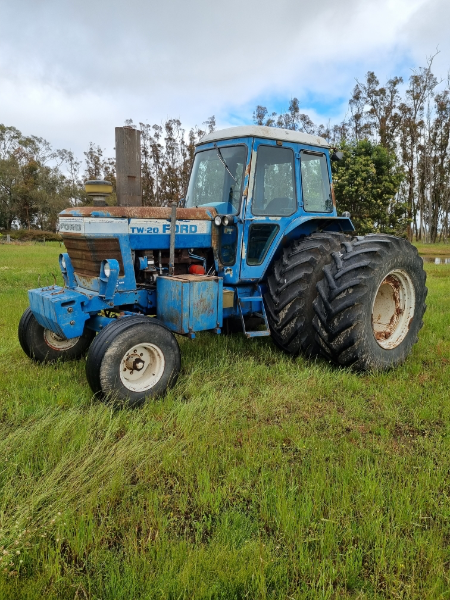Lot 10 - Ford TW20 Tractor | AuctionsPlus