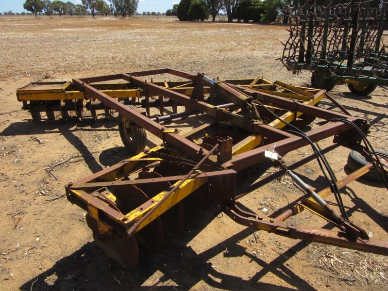 Lot 30 - Connor Shea Offset Discs | AuctionsPlus
