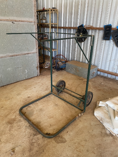 LOT 17 - 1 X BALE HOLDER | AuctionsPlus
