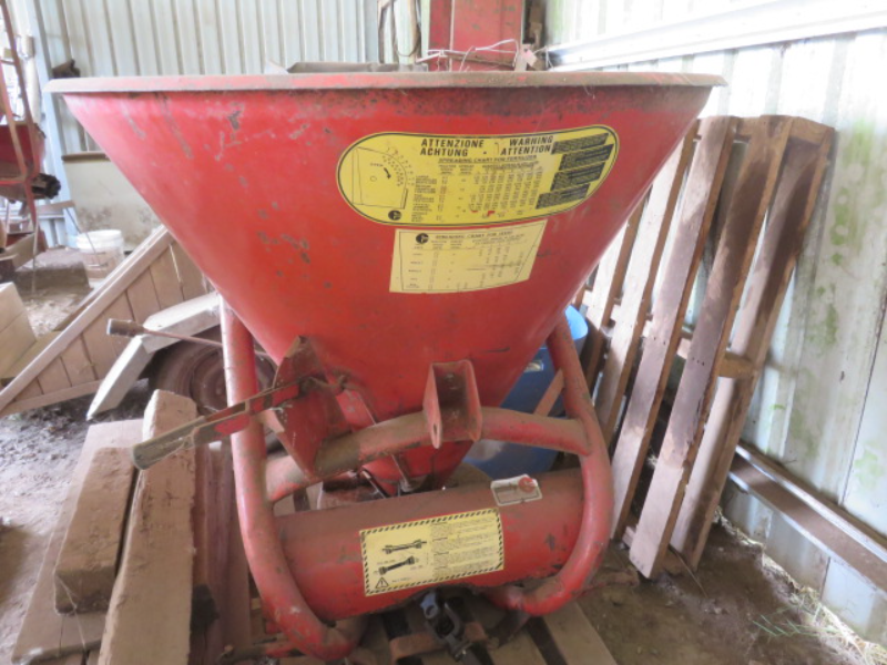 Lot 143 - Cosmo 500 3PL Fertilizer Spreader | AuctionsPlus