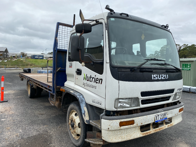 Lot 112 - 2004 Isuzu FSR 700 Long Flat Tray Truck | AuctionsPlus