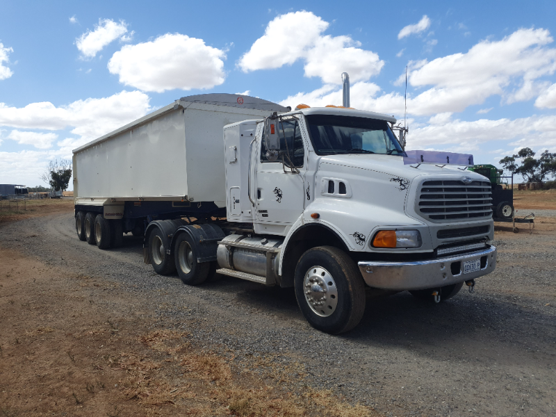 Lot 35 - 2006 Sterling LT9500 HX prime mover with Hamelex White tri ...