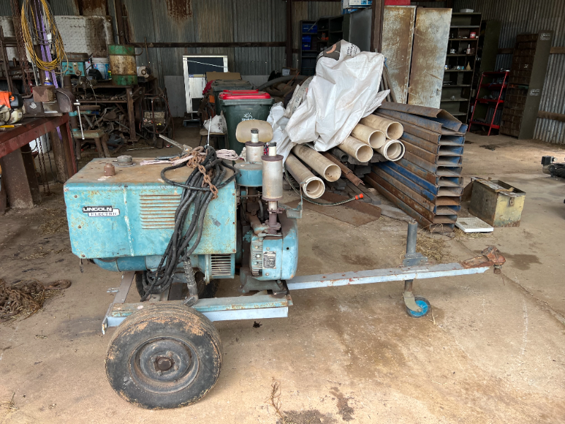 LOT 23 - LINCOLN TRACTAPAC WELDER & GENERATOR | AuctionsPlus