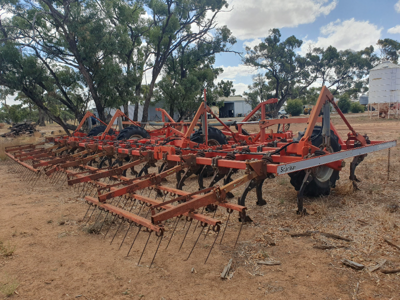 Lot 29 - Horwood Bagshaw 36ft scaribar, 7in spacings, tyne harrows ...