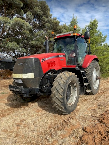 Lot 4 - 2010 Case IH Magnum 215 Tractor | AuctionsPlus