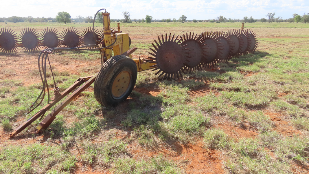 LOT 13 - Western 7 wheel stick rake, | AuctionsPlus
