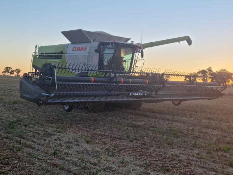 Lot 2 - Claas 760TT Header with 40ft Macdon Front and Leith Trailer ...