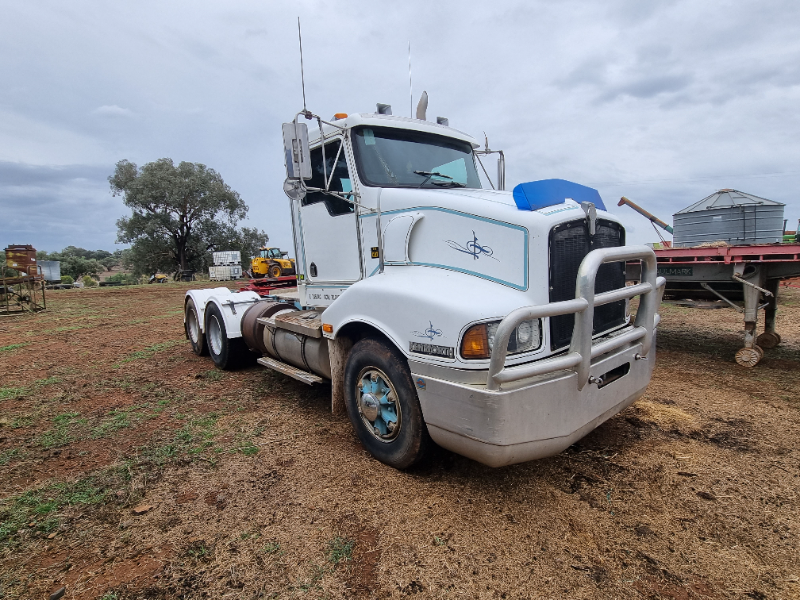 Lot 8 - Kenworth T401 Prime Mover with Tipper Hyds | AuctionsPlus