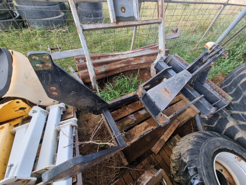Lot 178 - John Deere 8000 Series Front Extended Linkage | AuctionsPlus