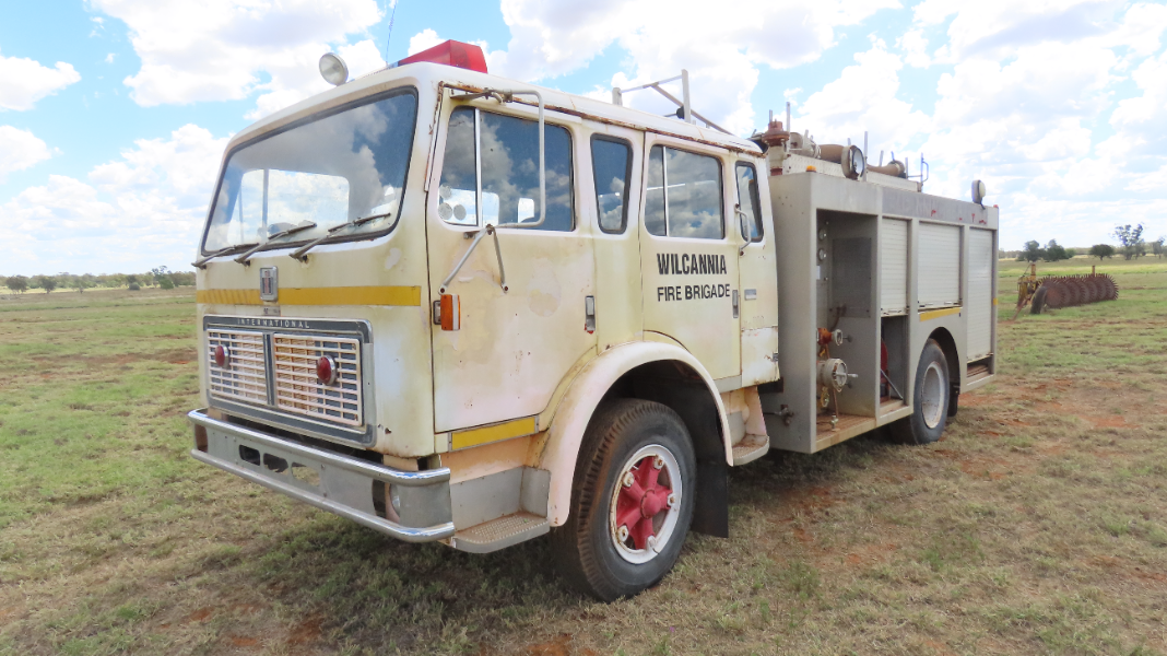 LOT 20 - Acco 1810B International fire truck, V8 petrol, No carby ...