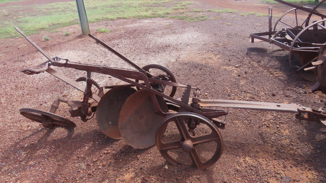 LOT 81 - Newell Sanders plough co 2 disc plough | AuctionsPlus