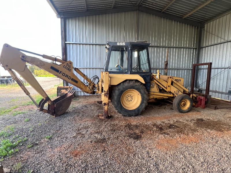 Lot 17 - Ford backhoe 655 with Hay Forks & 3 in 1 Bucket | AuctionsPlus