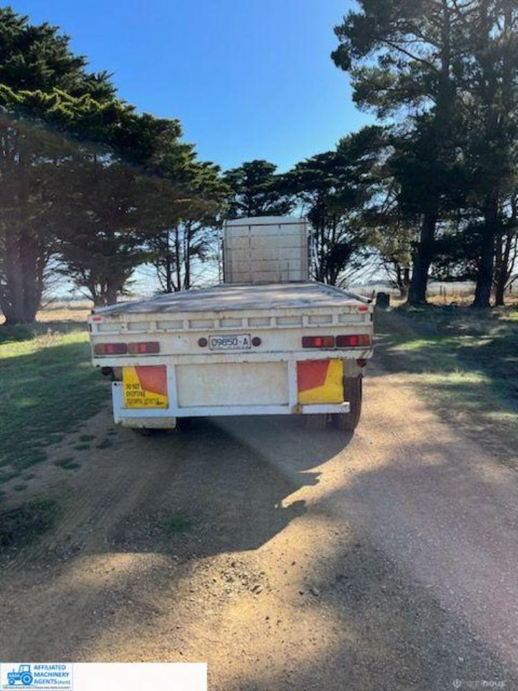 Lot 14 - Loadmaster 30ft Tandem Flat Top Trailer | AuctionsPlus