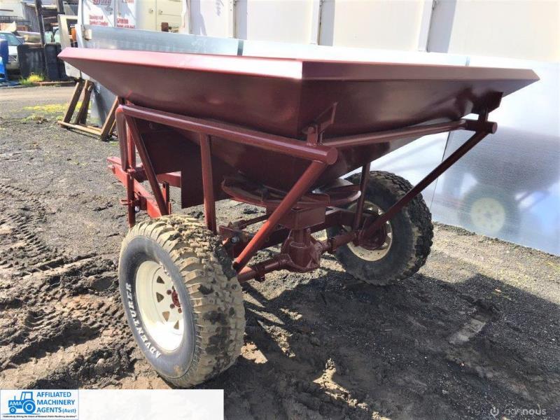 Lot 34 - RED Spreader | AuctionsPlus