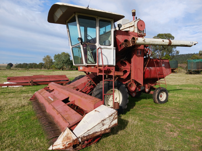 Lot 42 - Inter 711 Header with 18ft Comb | AuctionsPlus