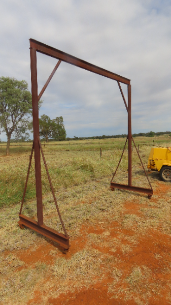 LOT 59 - Gantry on caster wheels | AuctionsPlus