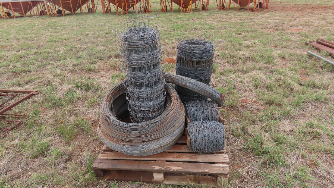 LOT 74 - Pallet wire, plain netting & barb | AuctionsPlus