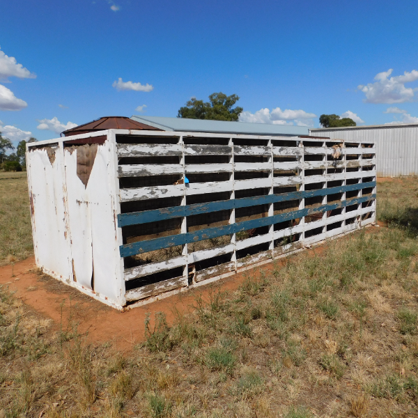 Lot 35 - 22ft 2 deck wooden stock crate | AuctionsPlus