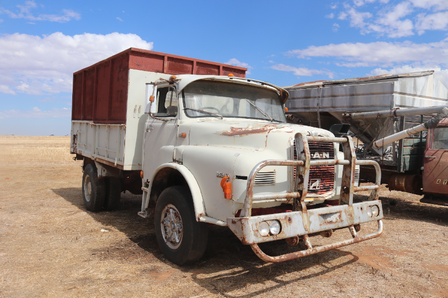 Lot 16 - MAN 15-240 tipper tray truck (1977 built). | AuctionsPlus