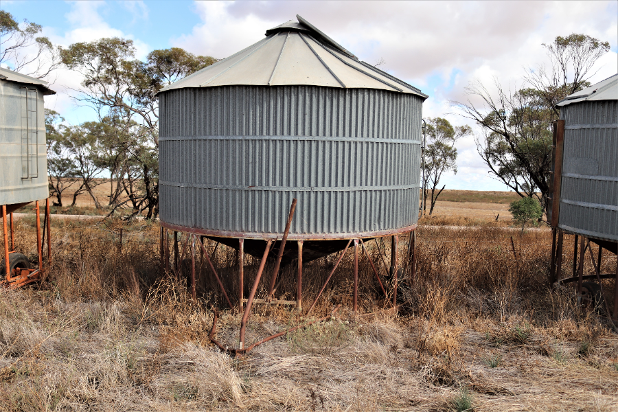 Lot 50 - Nelson field bin, PTO auger. | AuctionsPlus
