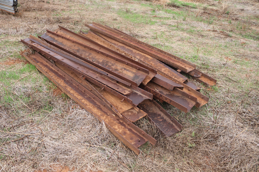Lot 122 - Railway iron, x 16 lengths | AuctionsPlus
