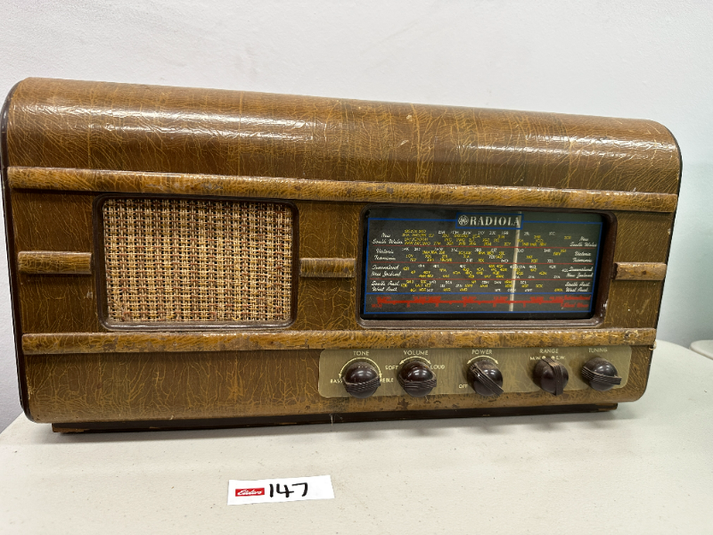 Lot 147 - AWA Radiola - model 615T | AuctionsPlus