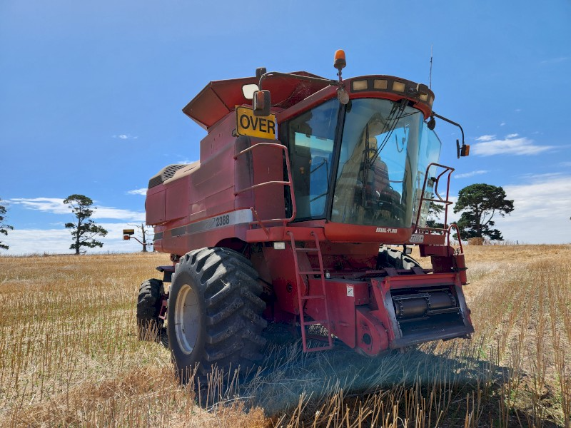 Lot 11 - Case IH 2388 Header with 36' MacDon 1042 Front | AuctionsPlus